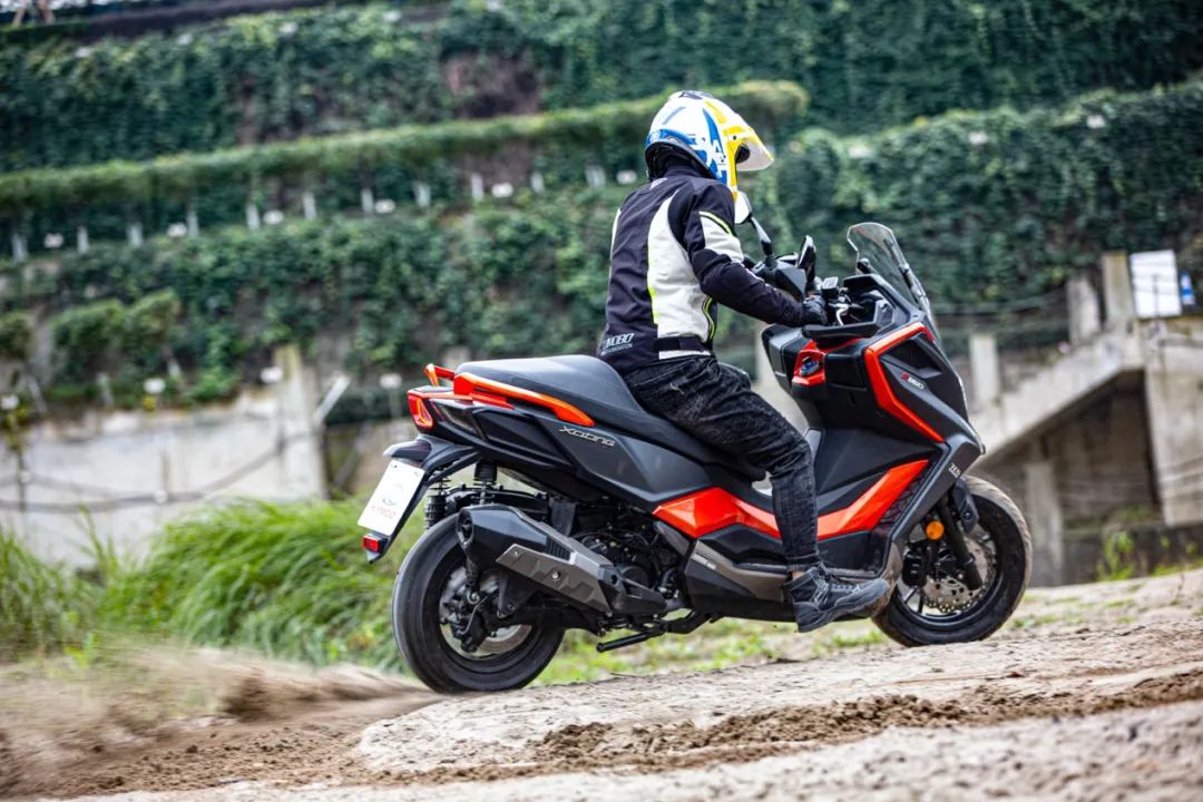 XCITING S350 - Cho bạn bạn cái nhìn mới về chiếc Maxi Scooter vừa đi phố, lại vừa có thể đi phượt xa